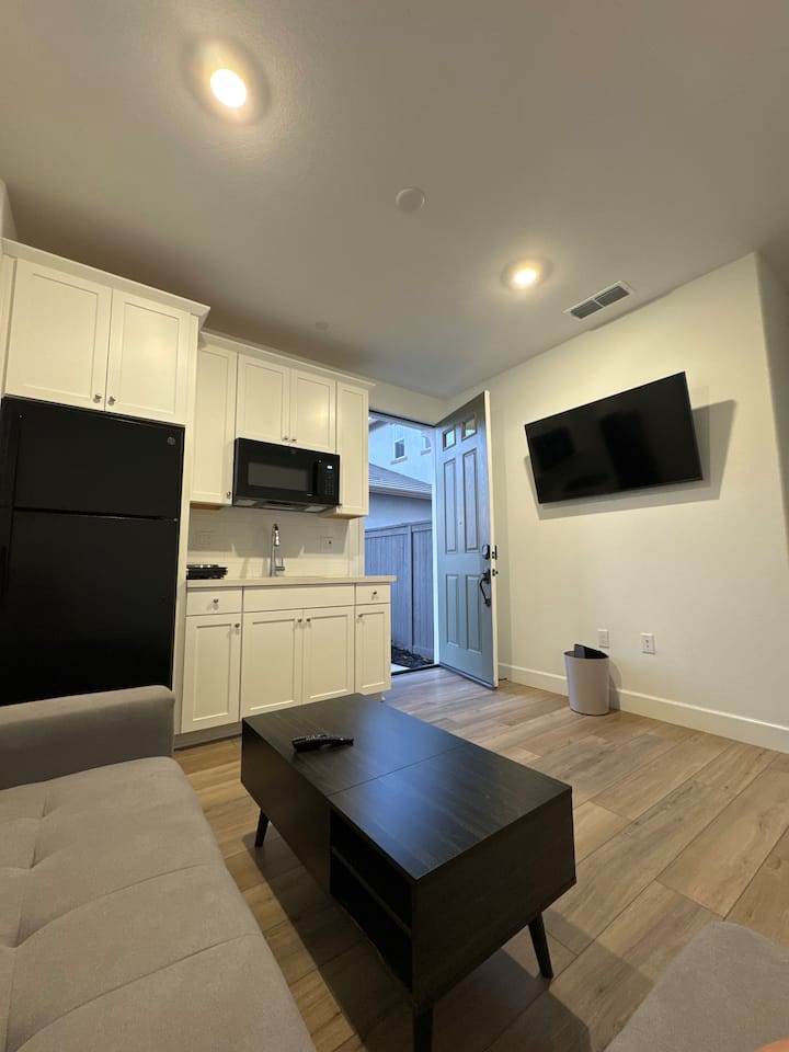 Cozy Studio Near The Lake - 스톡턴