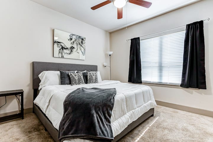 Upscale 1bd King Bed Free Parking Free Coffee - Houston, TX
