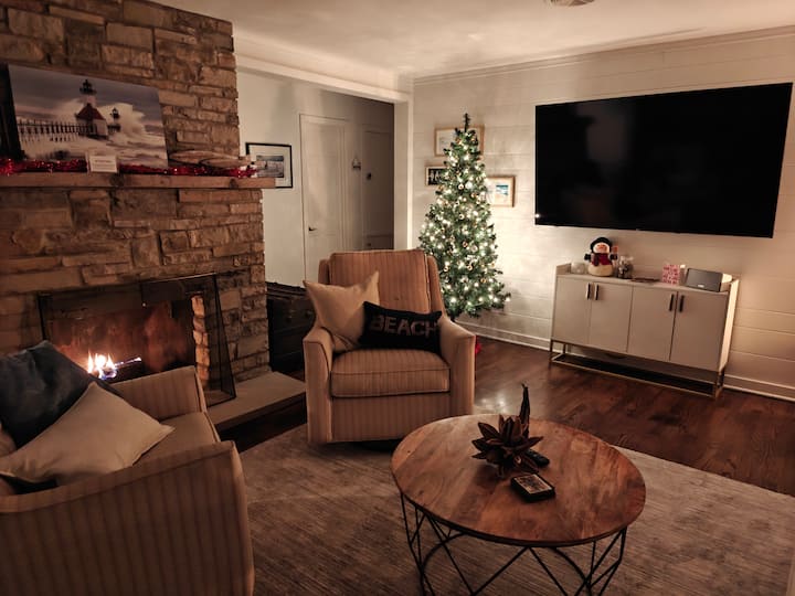 Beach Cottage - Sauna - Hot Tub - Fireplace - Wine - Benton Harbor, MI