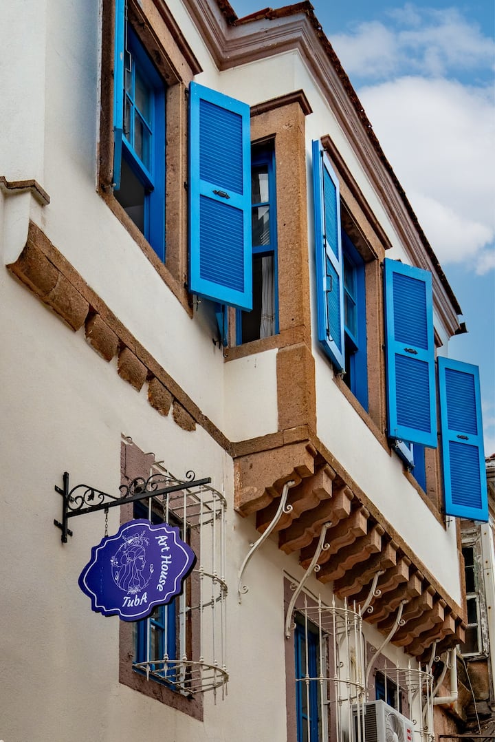 Tuba Art House | Paintings In A Historic Home - Ayvalık