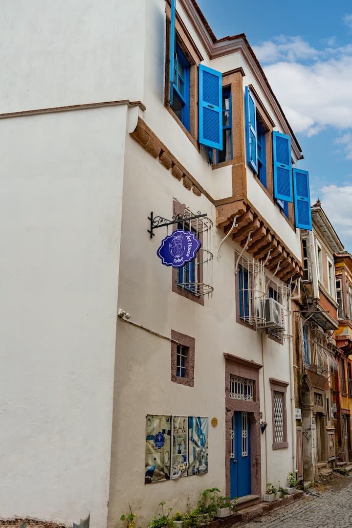 Tuba Art House | Paintings In A Historic Home - Ayvalık