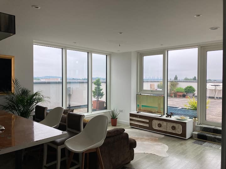 Spacious Rooftop Apartment In Beckenham - Croydon