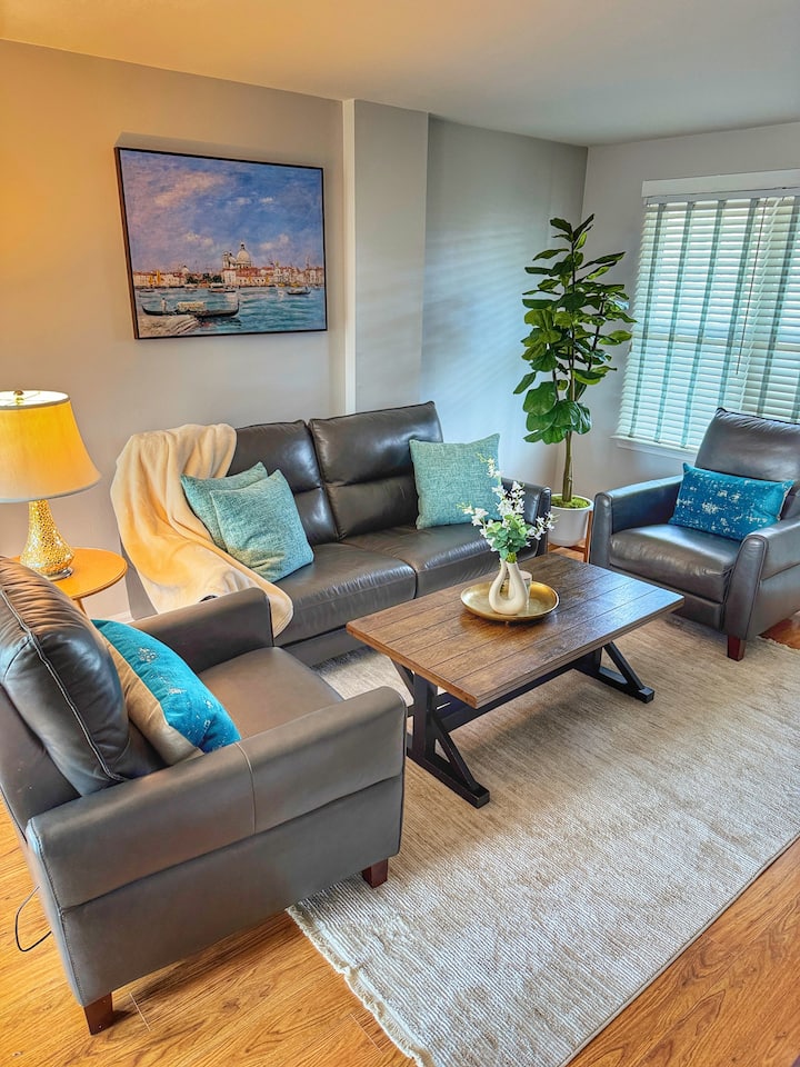 The Cozy Corner | Stylish 2br Townhome W/ Parking - Delaware
