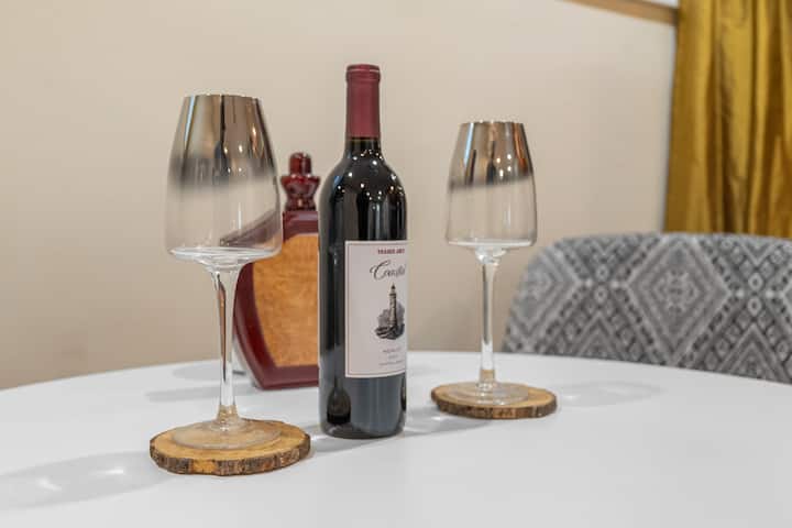 1 Queen Bed, 1 Twin Sofa Bed, 1 Pkng, Duke St - Alexandria, VA