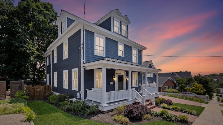 Sleeps 20 <|> A Victorian Suite Xcape - Alexandria, VA