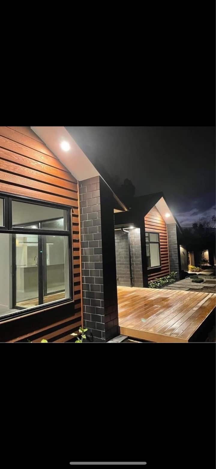 Stylish And Cosy Home - New Plymouth
