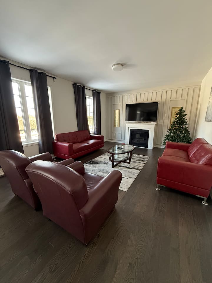 Cozy 5 Bedroom Home With 4-1/2 Bathroom - Hockley Valley, ON