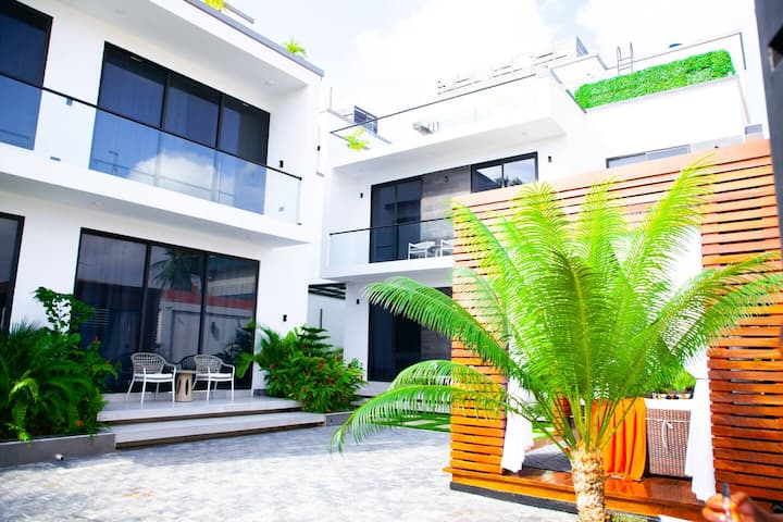 New Urban Oasis Apt W/pool + Hot Tub + Gym - Dar es-Salam
