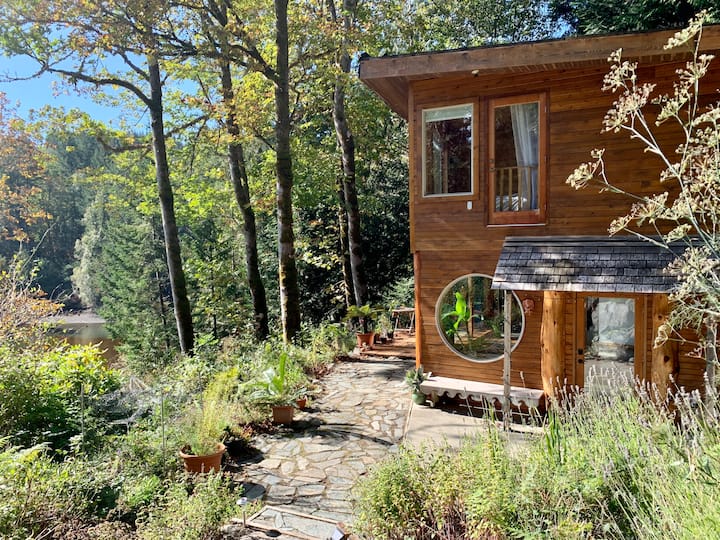 Oceanfront Ecofriendly Home - Sooke
