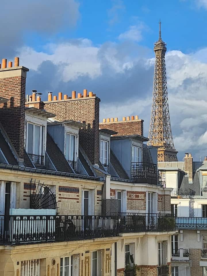 Elegant Eiffel Tower View Flat - Paris