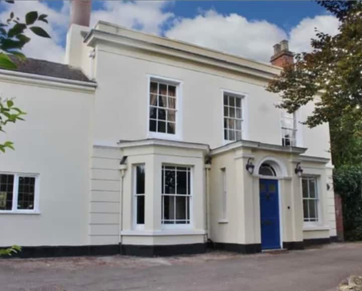 Large Bedroom Suite With Private Entrance - Gloucester