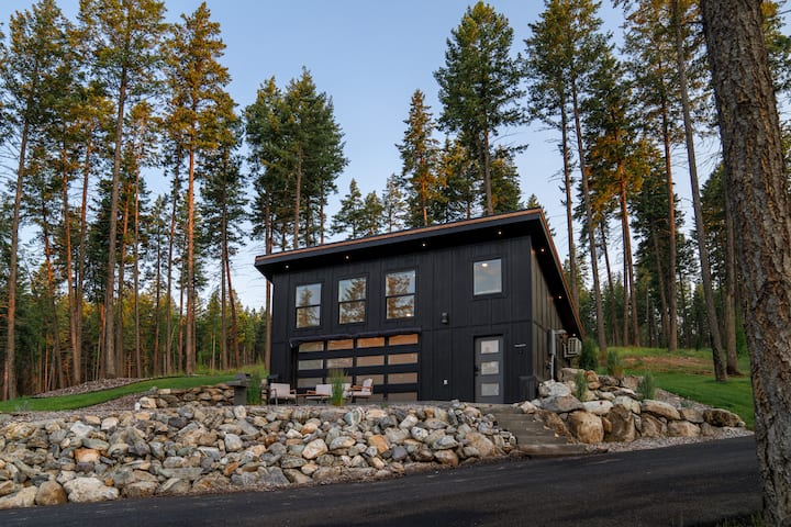 Luxury Lakeside Stay • Heated Pool, Spa+lake Views - Flat Lake, MT