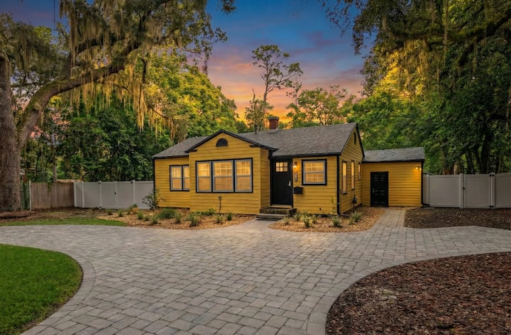Walk To Campus – Amazing Yard – Renovated Cottage - Gainesville, FL