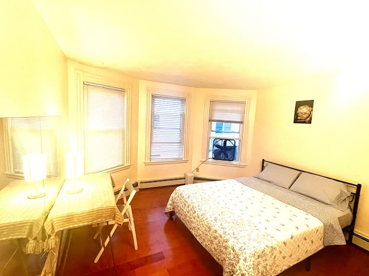 Large Room#2 In A Historic Home Near Harvard & Mit - Lexington, MA