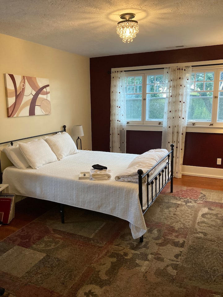 Cute, Clean, Affordable Room In Downtown Kokomo. - Kokomo, IN