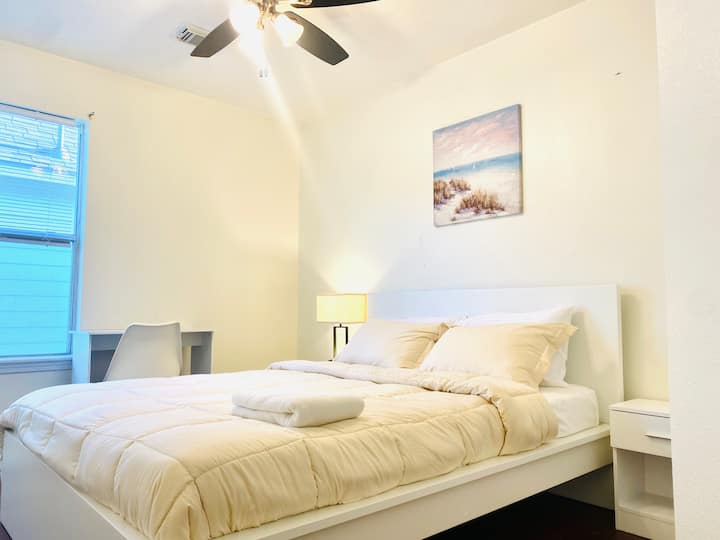 Cozy Room Near Bush Airport - Houston, TX