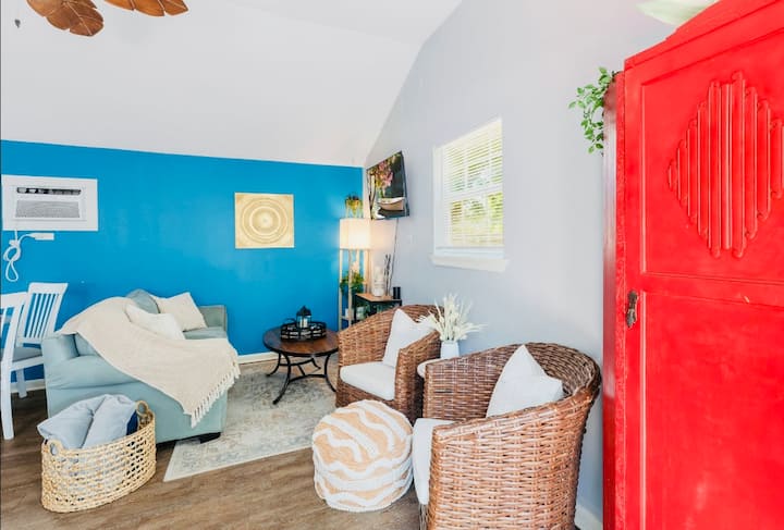 Cottage Walking Distance To Campus - College Station, TX