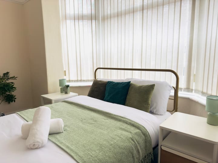 Double Bedroom Near City Center - Oldham