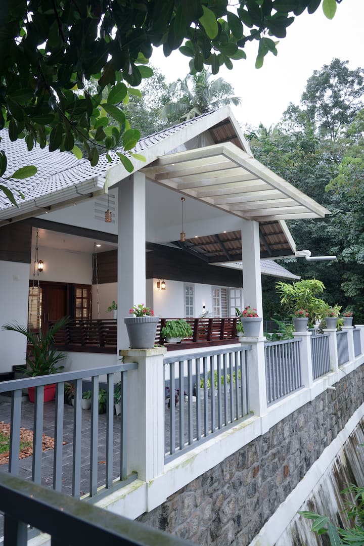 Hilltop Villa In The Outskirts Of Trivandrum - Nedumangad