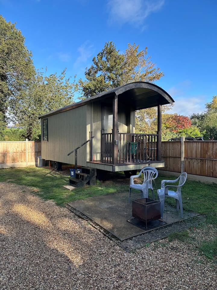 Riverside Shepherd's Hut - Woodhall Spa