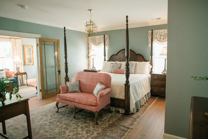 Helena's Cottage | Lavish King Bed, Gas Fireplace - Carlisle, KY