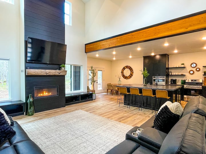 Evergreen Escape - Lake Access, Fire Pit, Roomy! - Island Park, ID