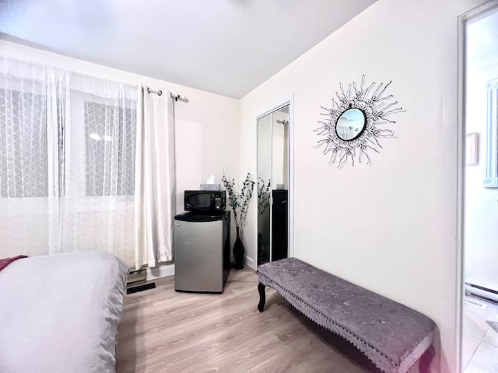 Romantic With Private Bathroom & Free Parking - Peterborough, ON, Canada