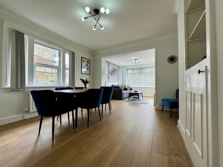 Spacious, Modern 3 Bedroom Apt. With Parking - Bournemouth