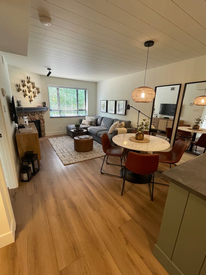 Chic And Serene In The Village 4 Season Pool & Spa - Whistler