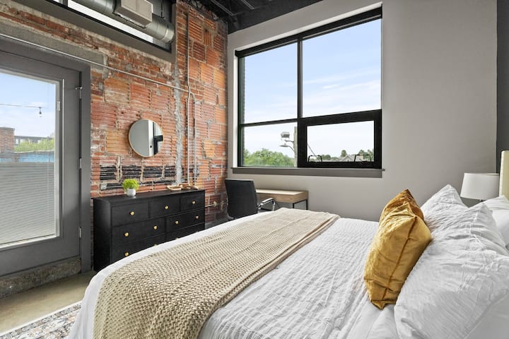 Luxe Loft • King Bed, Work Desk, Outdoor Balcony - Rochester, NY