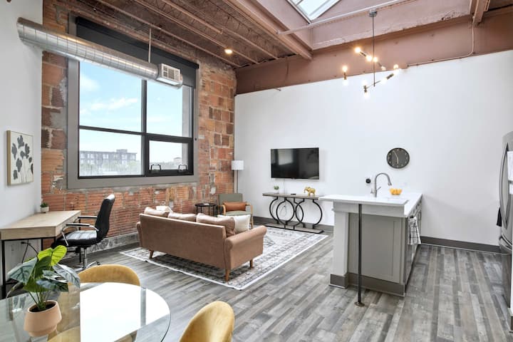 Luxe Sky View Loft Secured Parking, King Bed - Rochester, NY