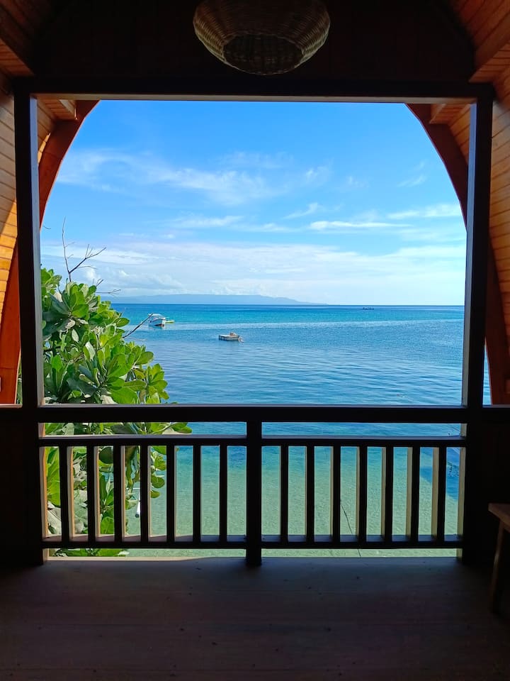 Standalone Beachfront Boat-shaped Bungalow No.1 - Manado