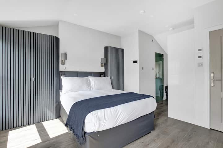 Stylish East London Studio Near Train Tube Links - London
