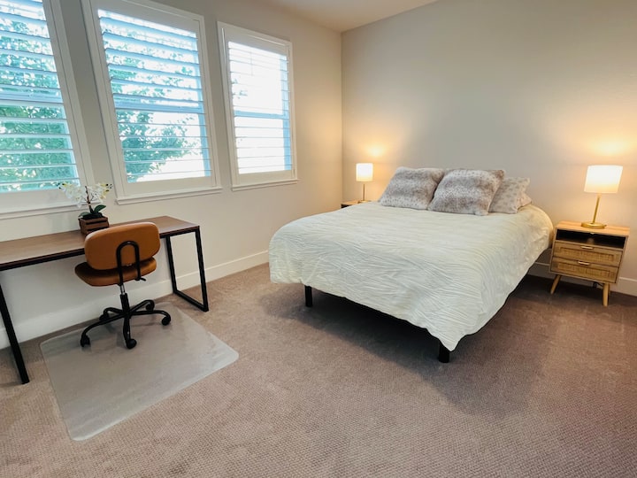 Clean Guesthouse W/ Private Entrance & Kitchenette - Elk Grove, CA