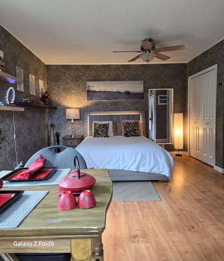 Quiet Neighborhood, Spacious Room - Point Roberts, WA