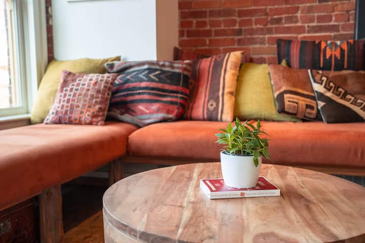 Historic Downtown Victoria Condo - Victoria