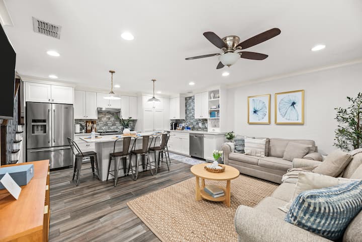 Relaxing Lakeside Townhome | 5-star Stay - Corpus Christi, TX