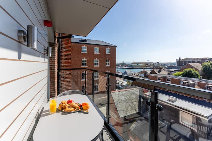 Close To The Quay & Town With Balcony & Parking - Corfe Castle