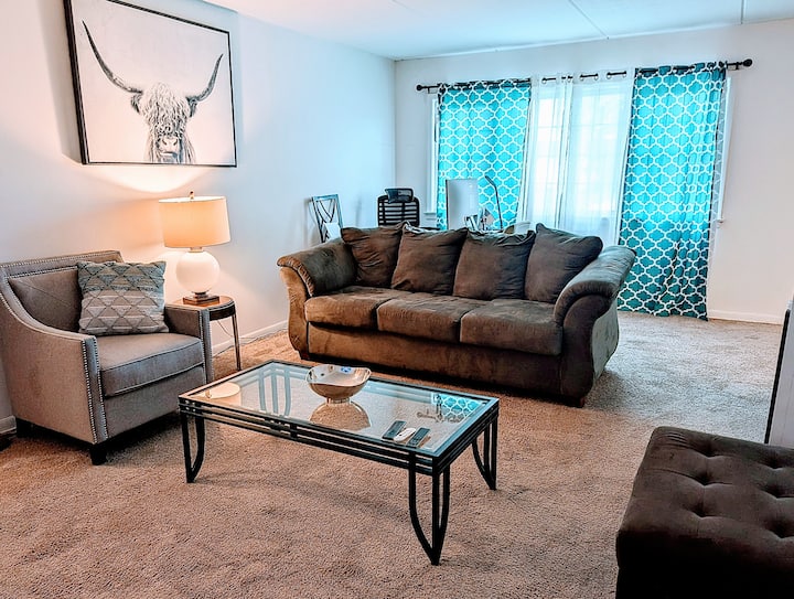 Opulent Urban Retreat: Luxe Living - Arlington Heights, IL