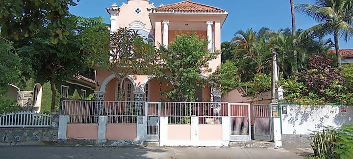 Casarão Histórico Em Frente à Praia Dos Tamoios - Rio de Janeiro