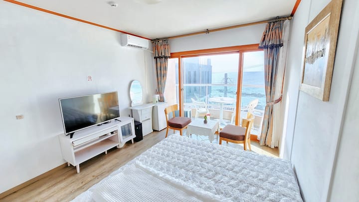 오션뷰302호용담하우스.서해안로 488-8번지 공항에서 7분거리. 2명까지픽업가능합니다, - Jeju