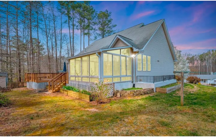 Lakeside Luxury:6br W/ Game Room - Lake Anna, VA