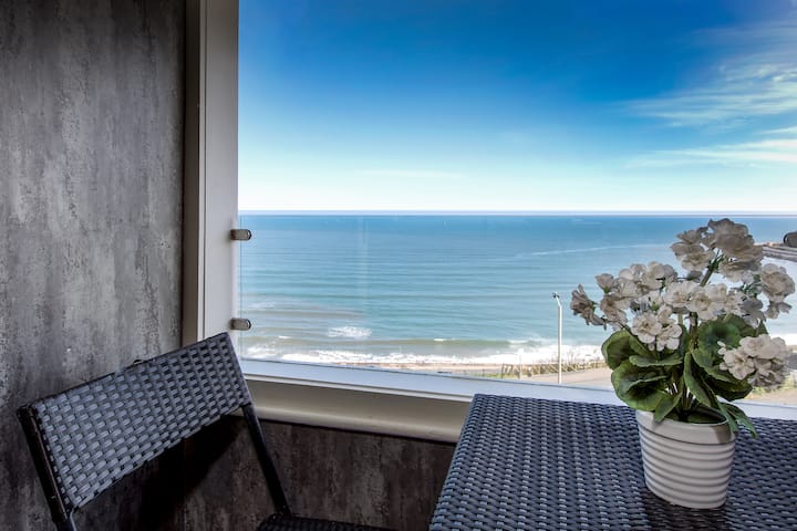 Sea View Penthouse | Private Balcony | Boutique - Scarborough