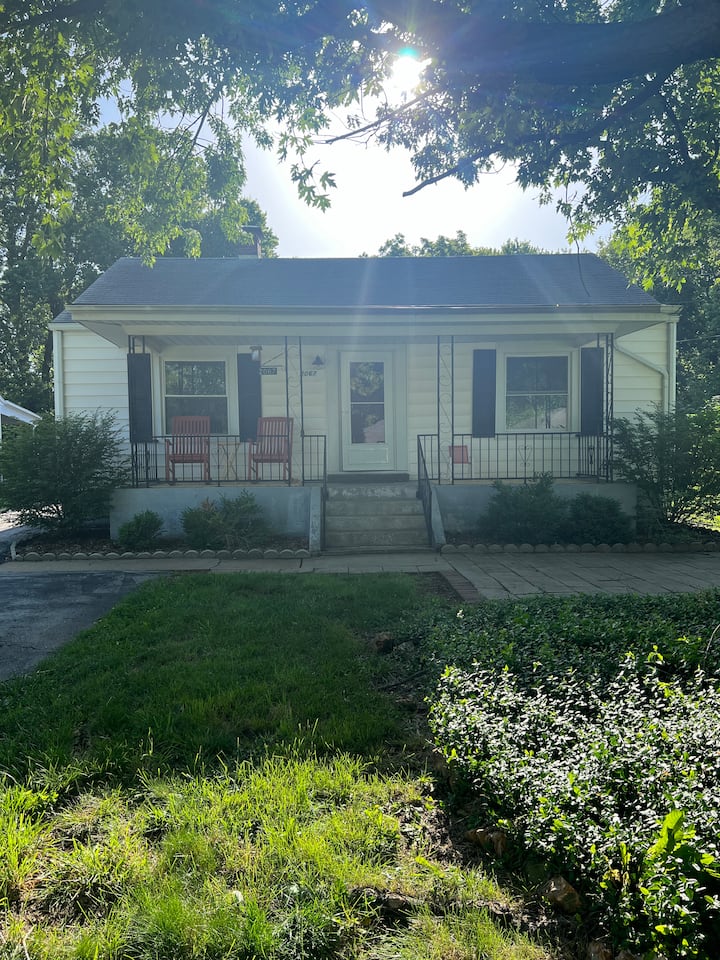 Cozy House With Front Porch - スプリングフィールド, MO
