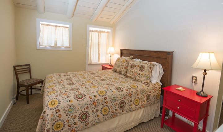 Ease And Comfort! Complimentary Parking! - Gardiner, MT