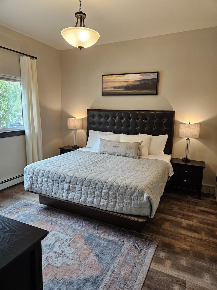 Cozy Mountain Resort! Heated Pool, Free Parking - Gardiner, MT
