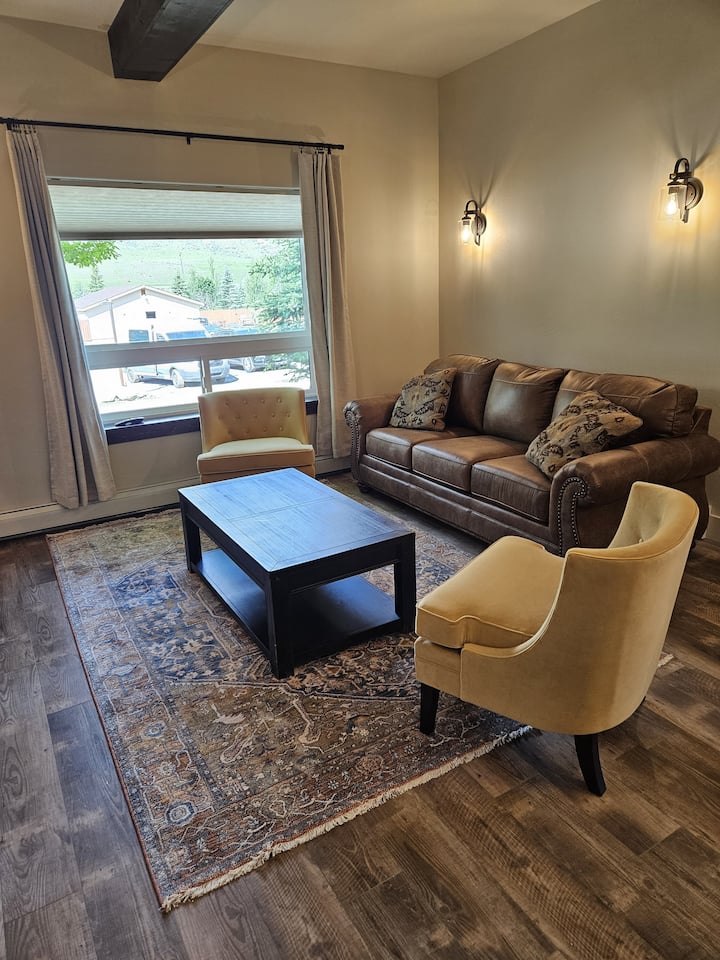 Cozy Mountain Resort! Heated Pool, Free Parking - Gardiner, MT