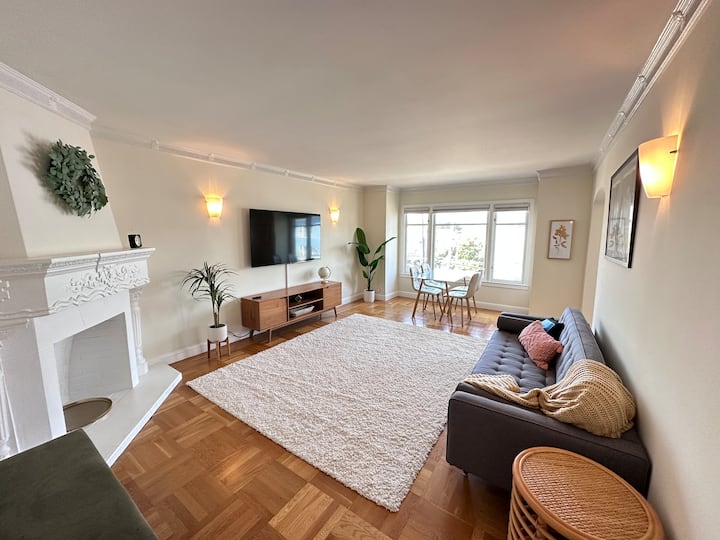Great Walking Location
W/ Parking. Top Floor Unit - San Francisco, CA