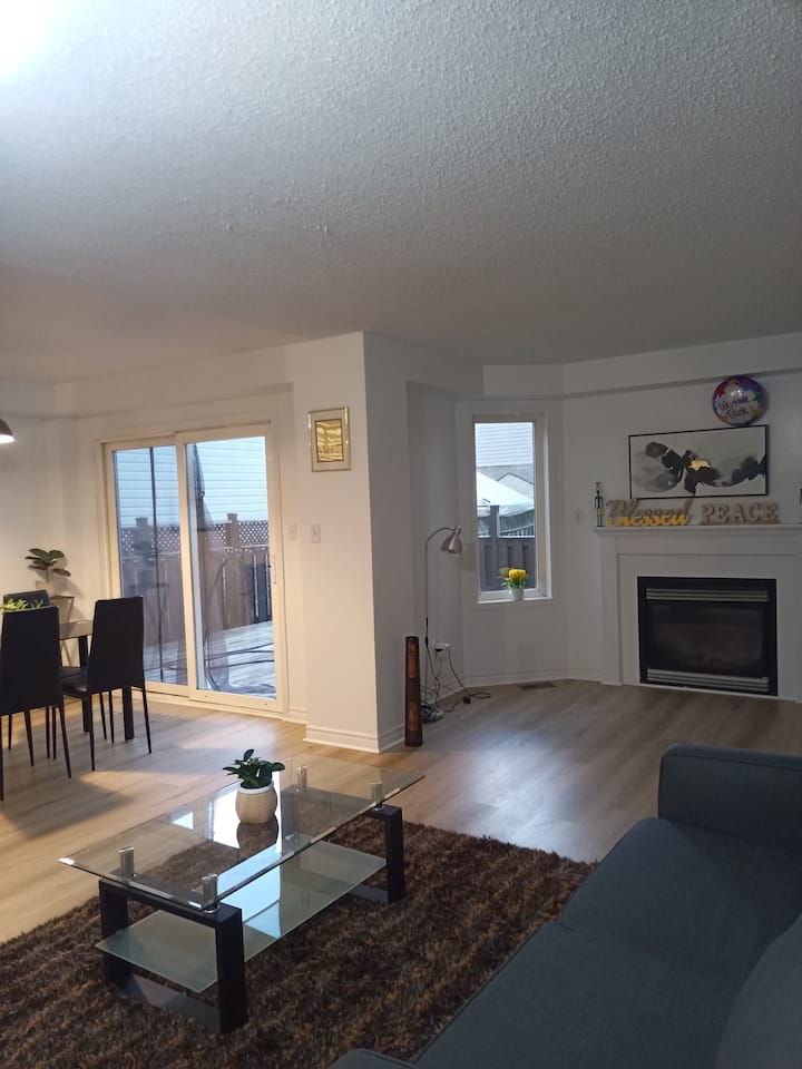 #4masterprivateroom_kingbed_close_uoit/coll - Oshawa