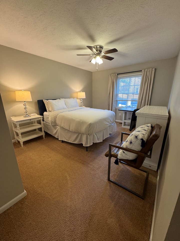 Comfortable 3br Haymount Apartment – Porch & Pool - Fayetteville, NC